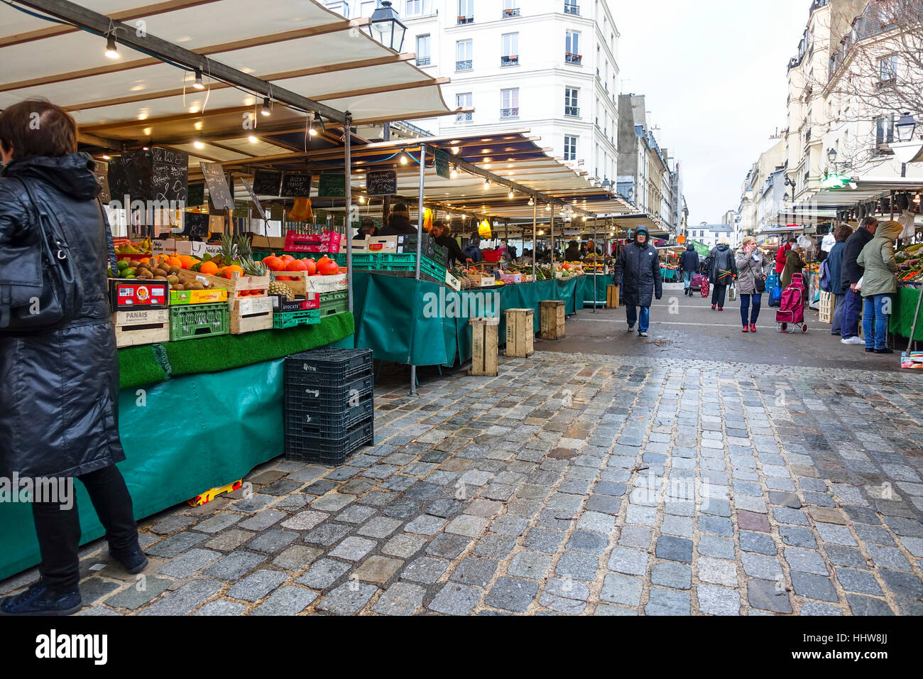 Paris outdoor market food stalls hi-res stock photography and images ...