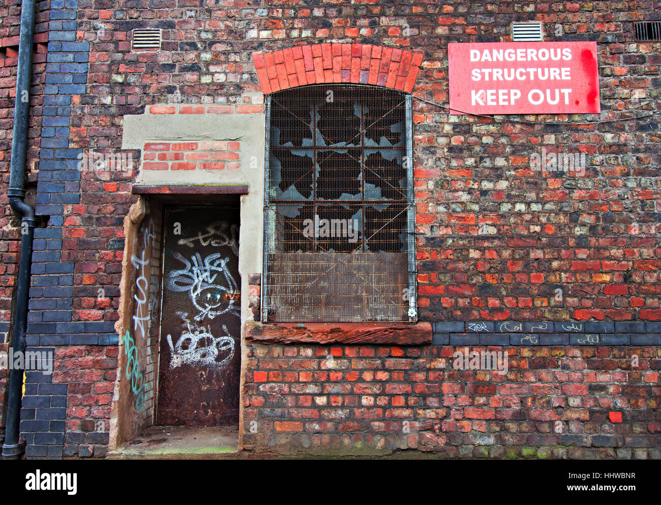 Abandoned derelict building slum hi-res stock photography and images ...