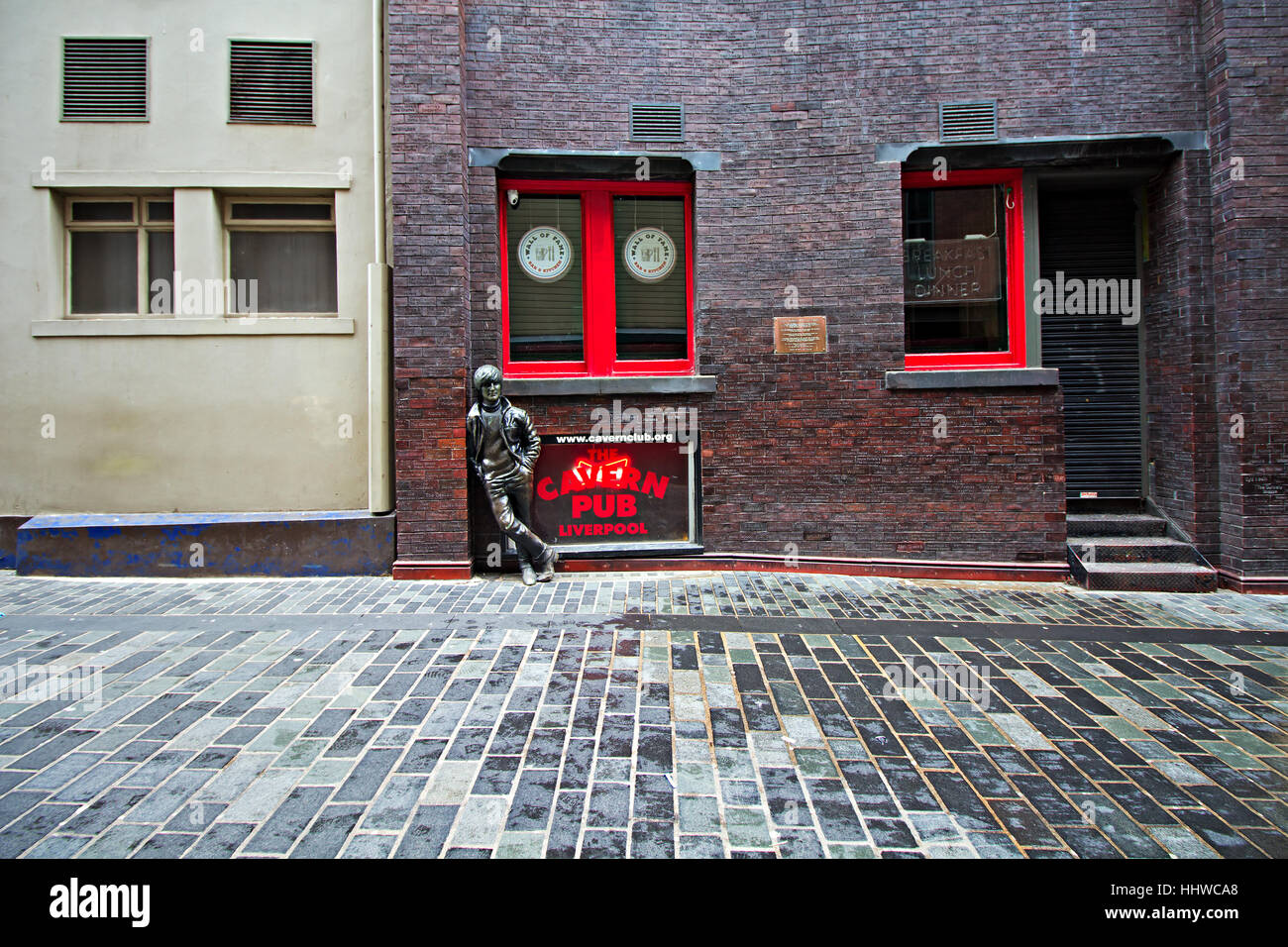 Statue of John Lennon in Mathew St Liverpool UK Stock Photo - Alamy