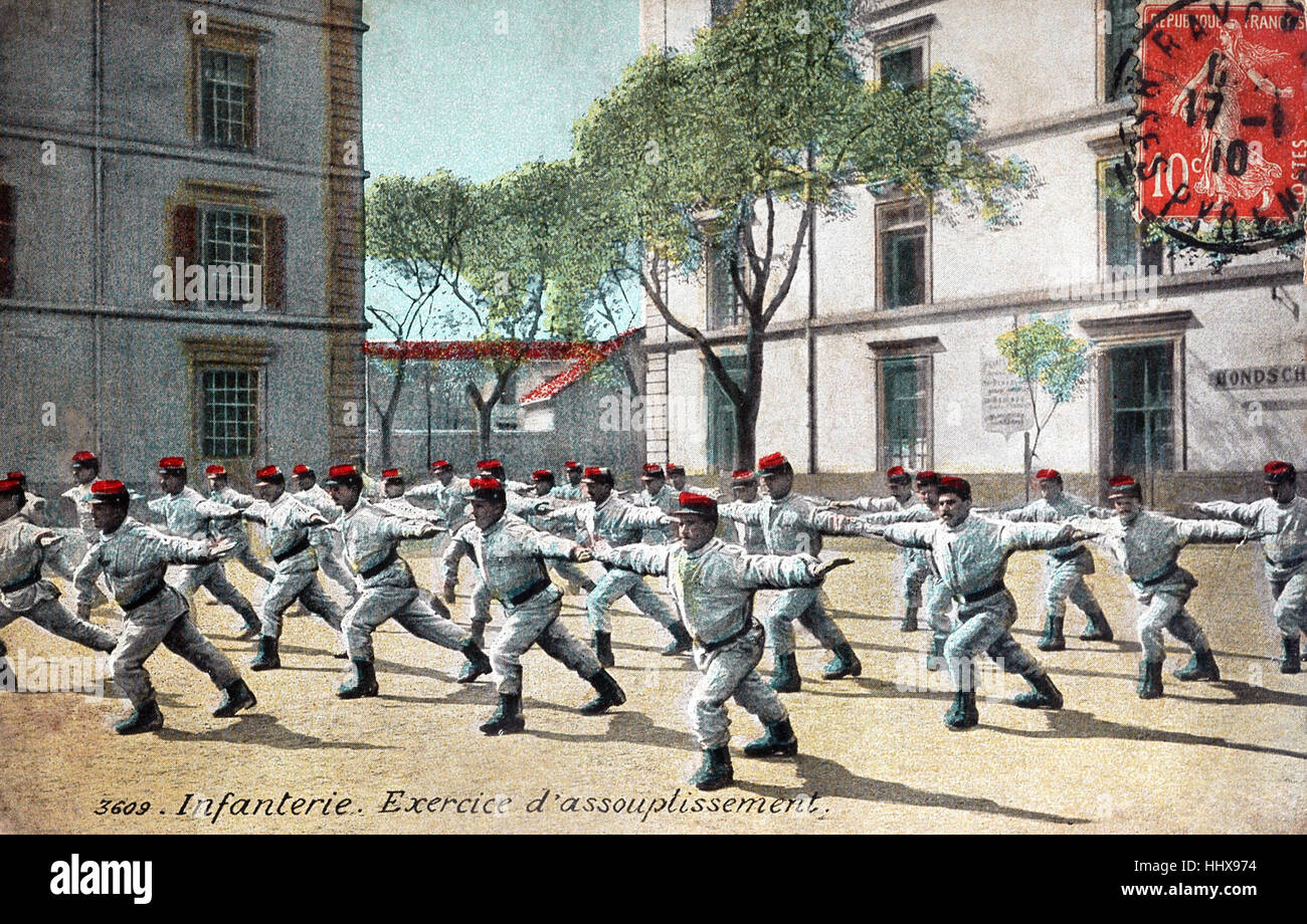 old French military postcard from 1910 - Infantry, exercising easing ...