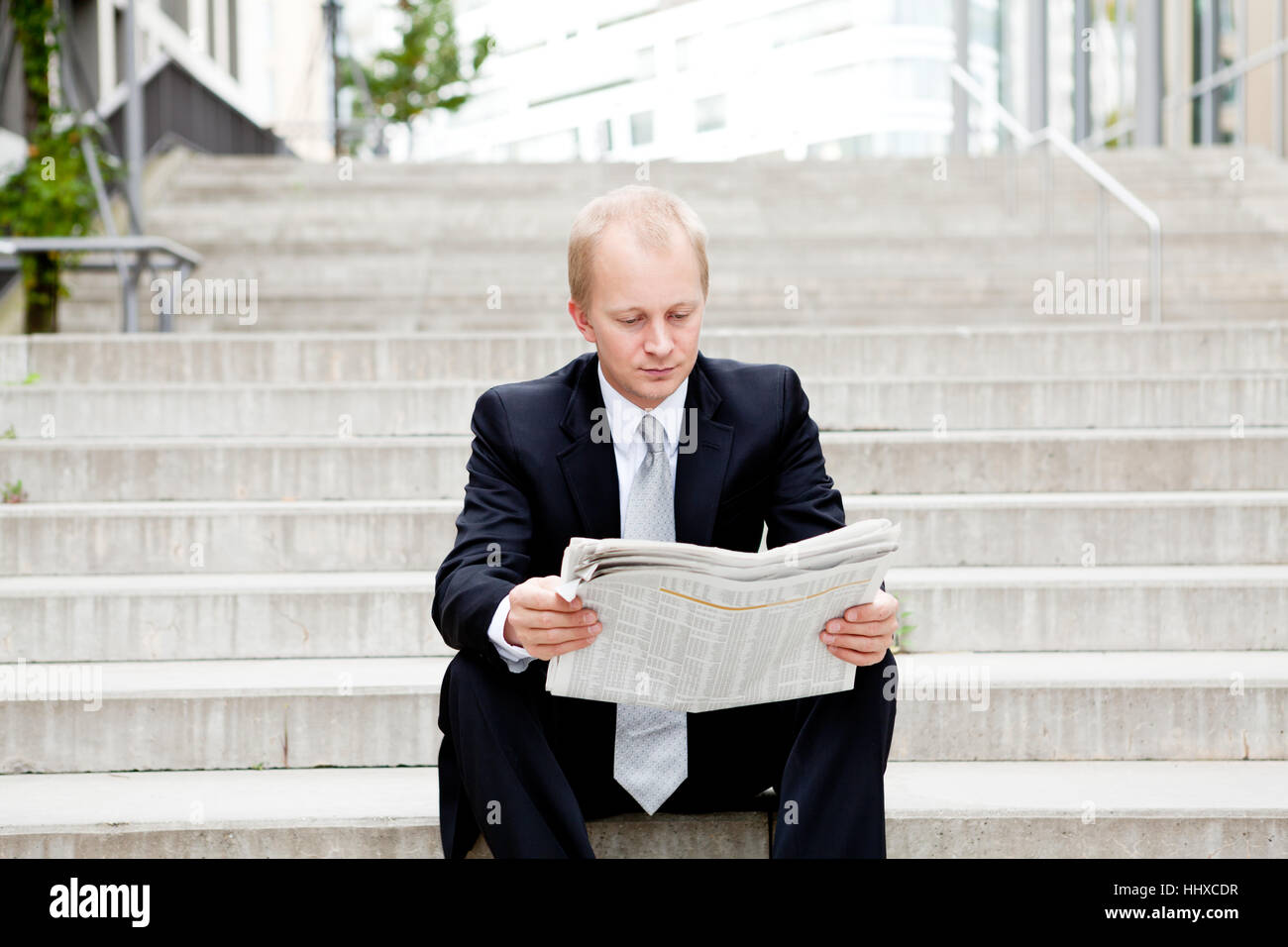 Men reading newspaper headlines hi-res stock photography and images - Alamy