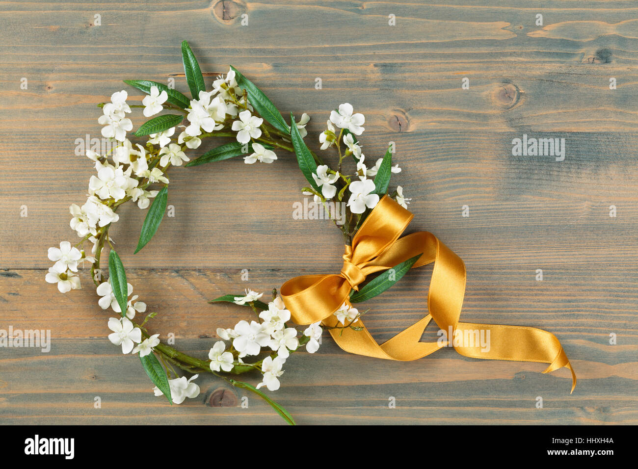 Wreath of spring flowers. On rustic wooden background Stock Photo - Alamy