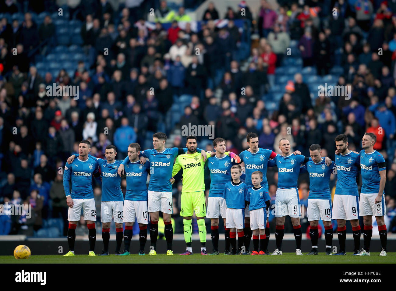 Rangers players observe a minute-silence in memory of former Rangers ...