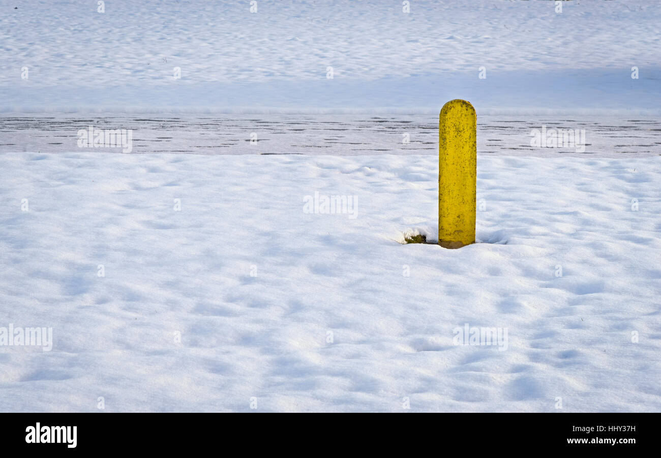 Yellow pole hi-res stock photography and images - Alamy