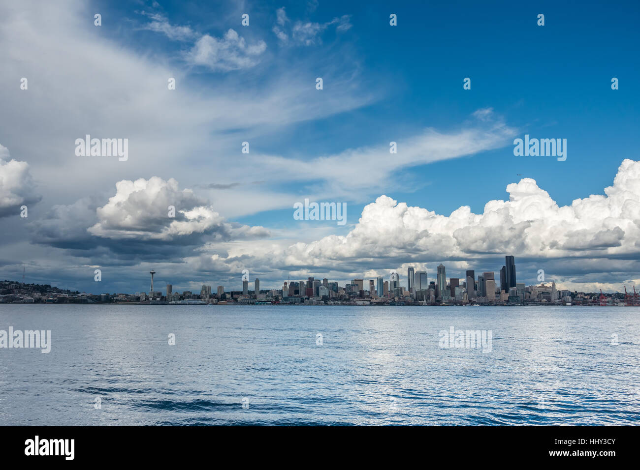Billowing clouds hover over the Seattle skyline Stock Photo - Alamy