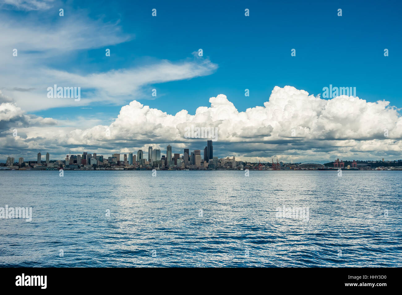 Billowing clouds hover over the Seattle skyline Stock Photo - Alamy