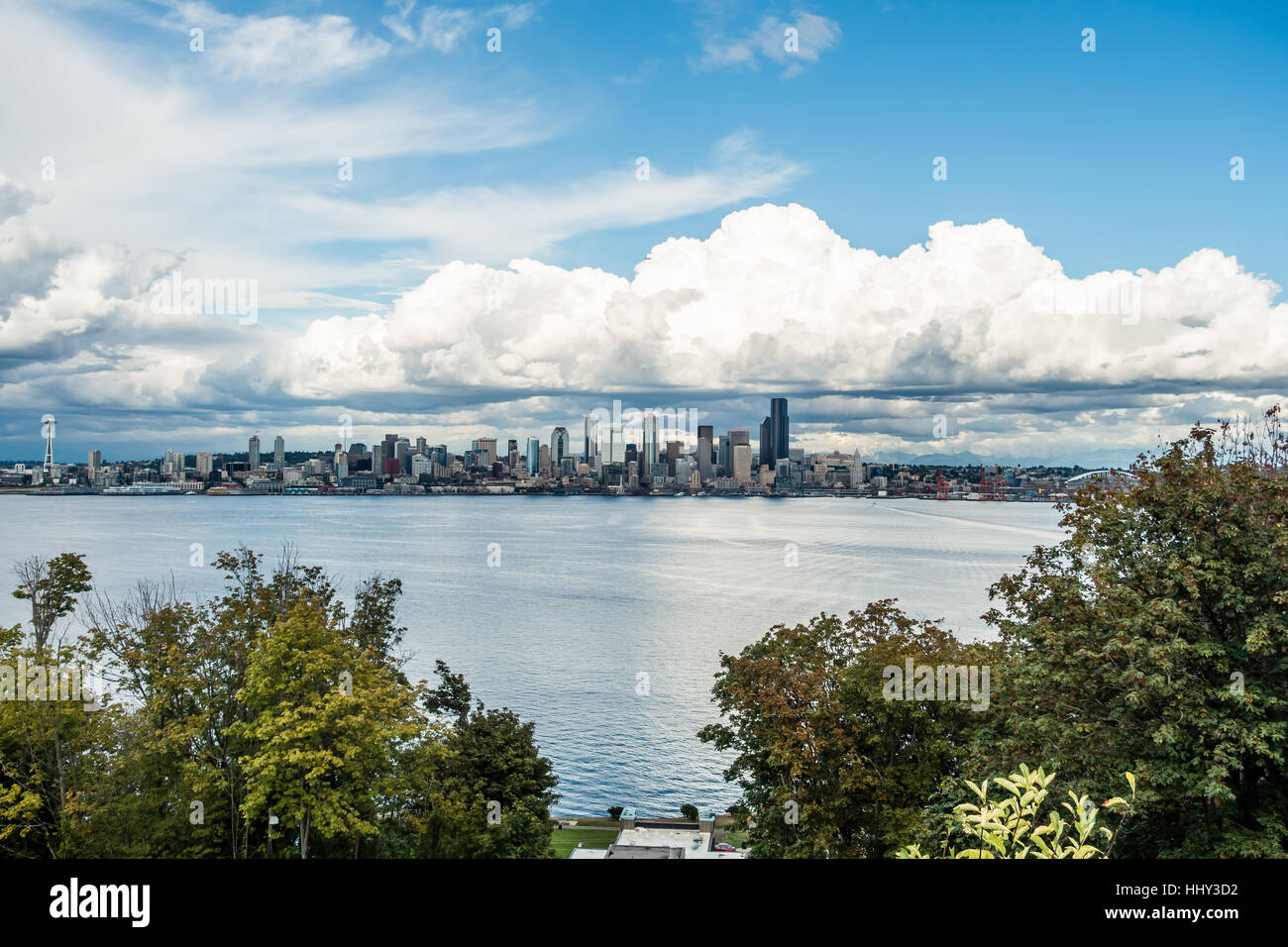 Billowing clouds hover over the Seattle skyline Stock Photo - Alamy