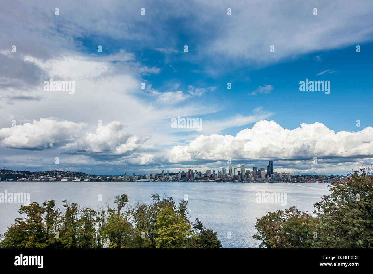 Billowing clouds hover over the Seattle skyline Stock Photo - Alamy