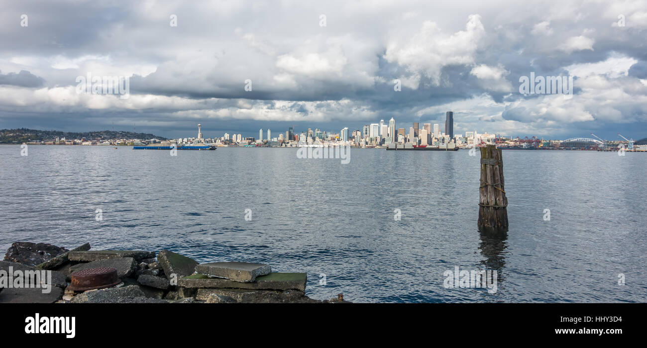 Billowing clouds hover over the Seattle skyline Stock Photo - Alamy