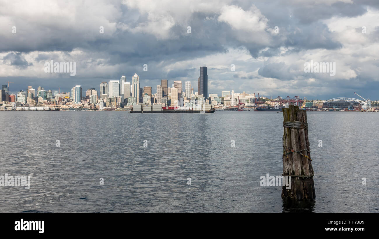 Billowing clouds hover over the Seattle skyline Stock Photo - Alamy