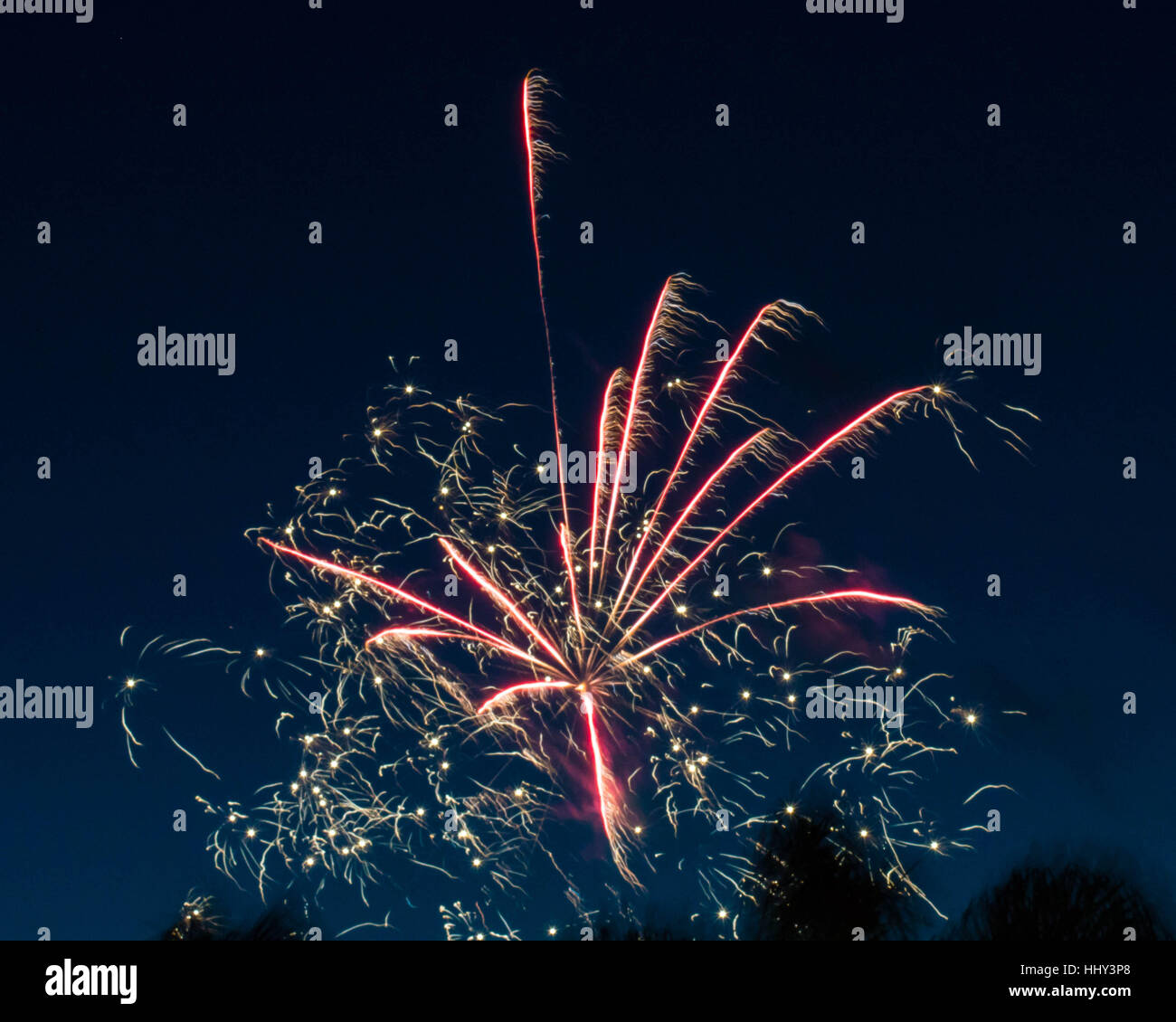 Starburst fireworks hi-res stock photography and images - Alamy