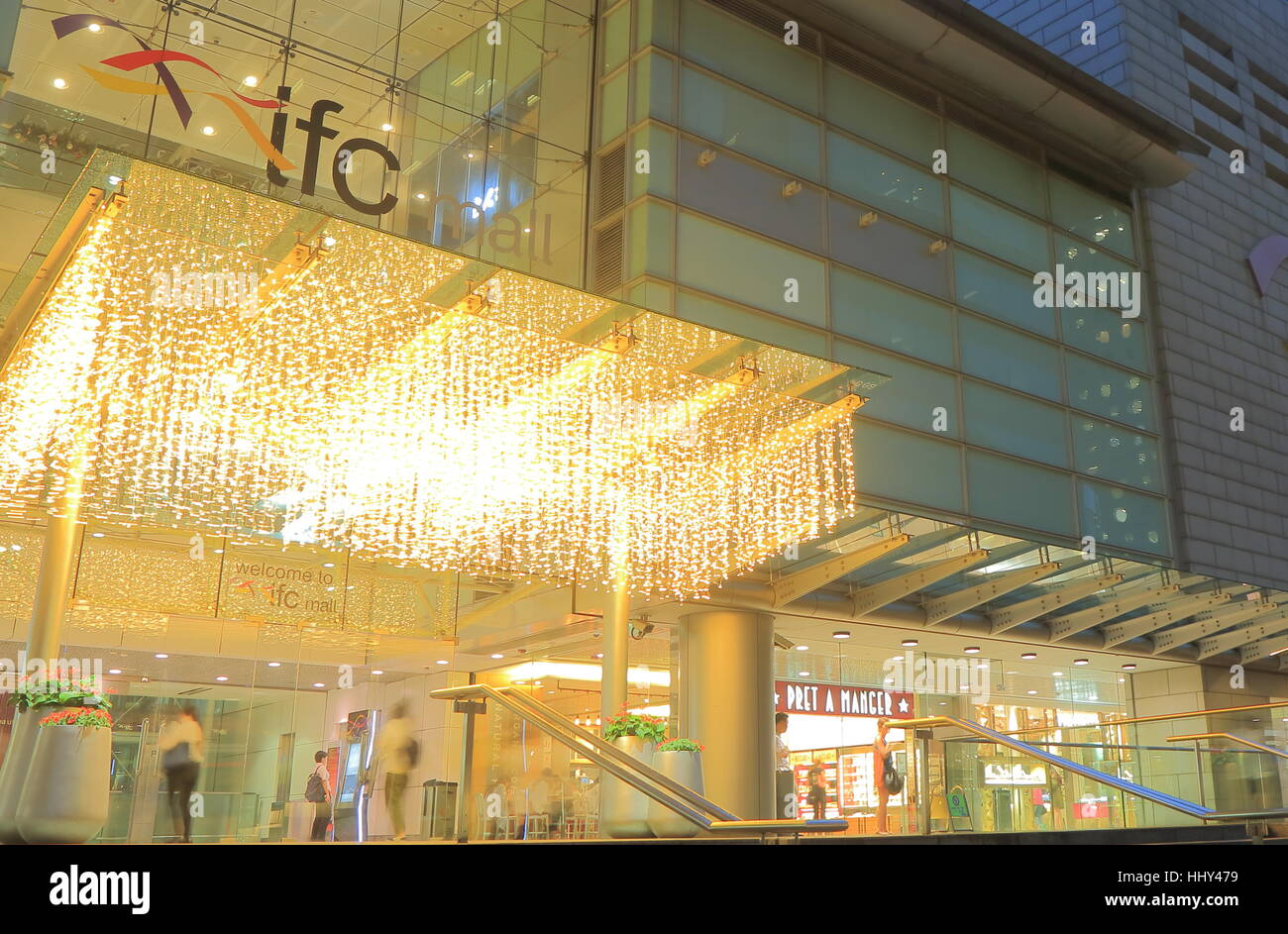People visit IFC shopping mall in Hong Kong Stock Photo - Alamy