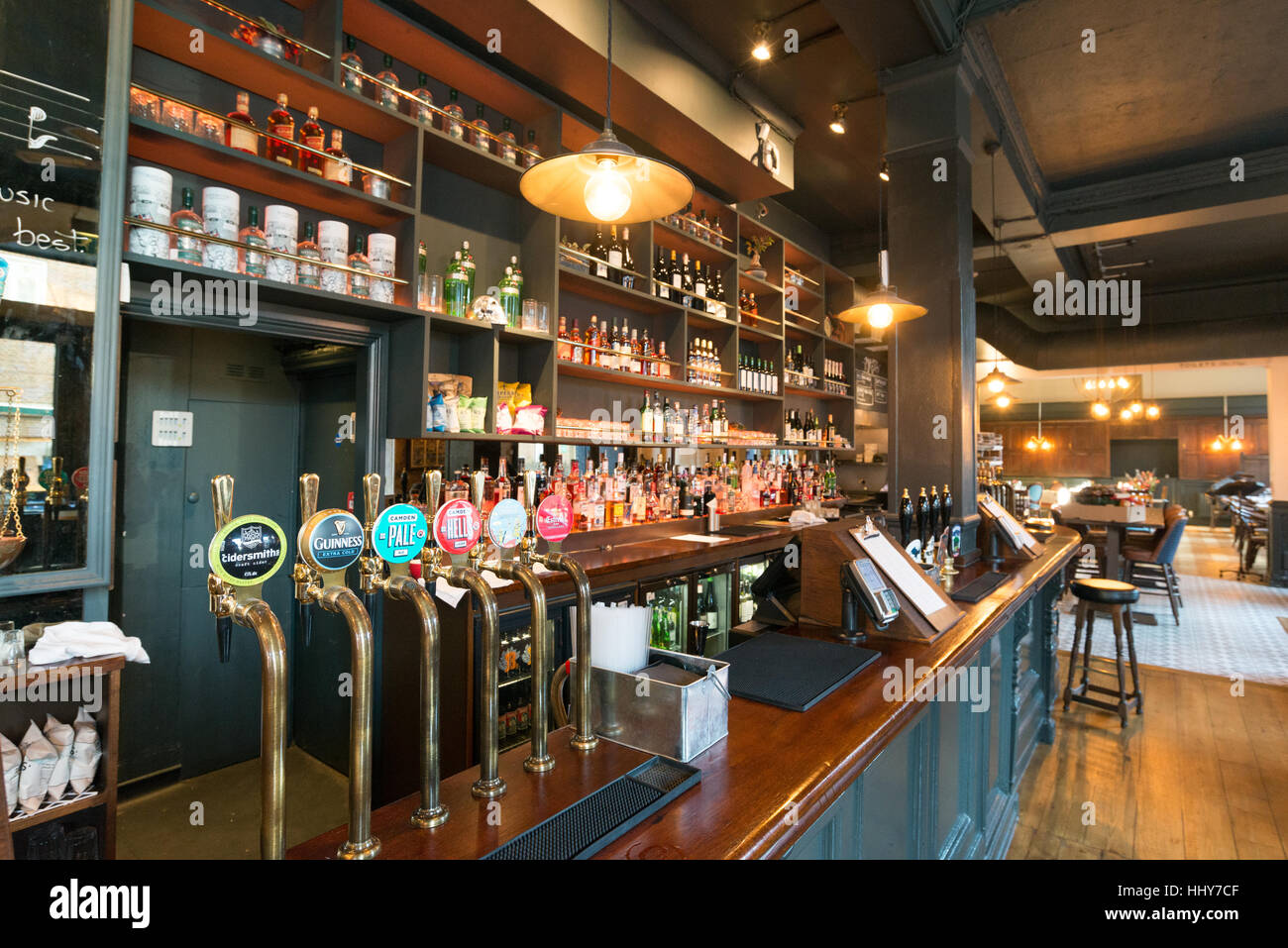 Empty pub interior england hi-res stock photography and images - Alamy