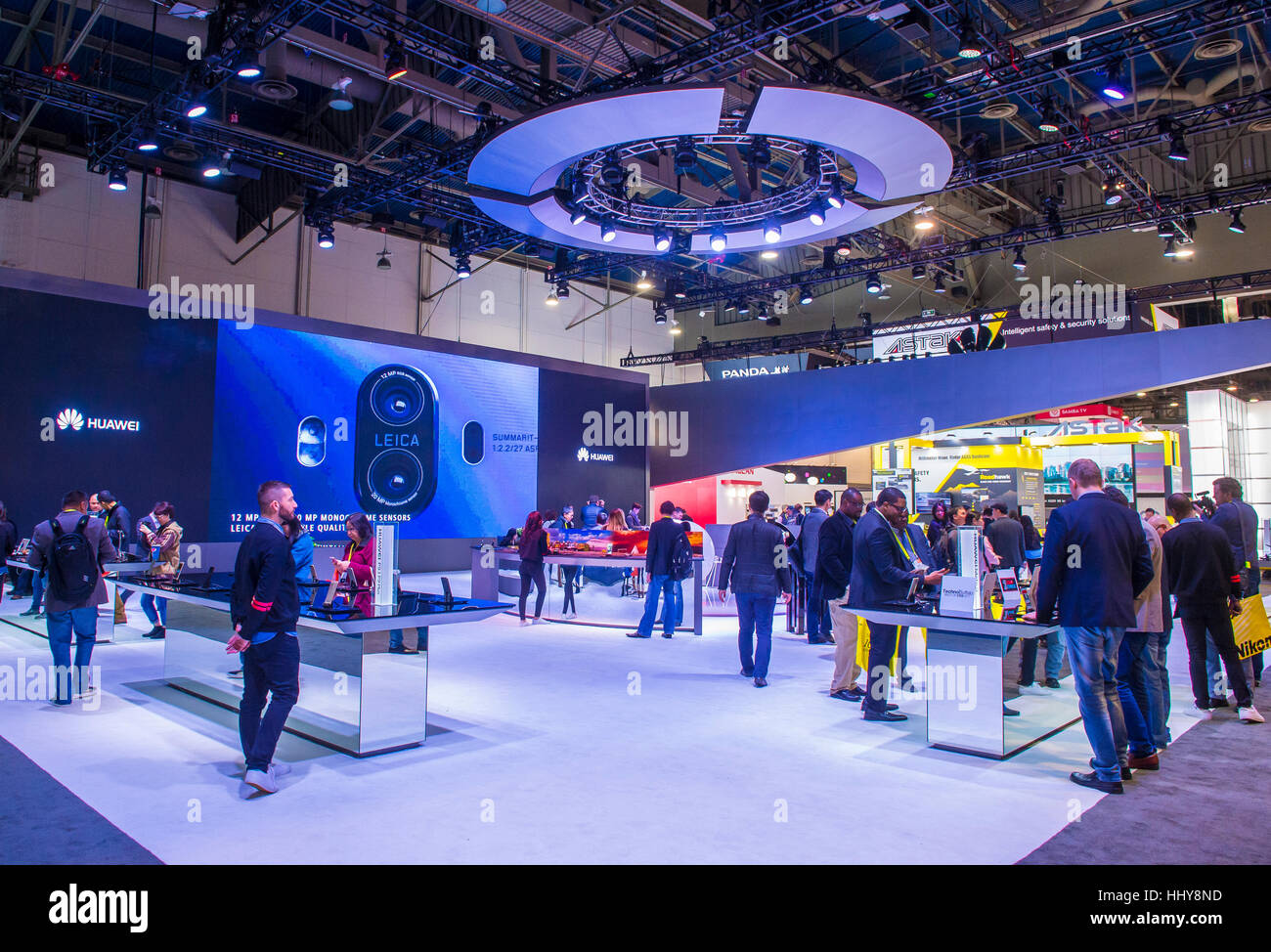 Huawei screens hi-res stock photography and images - Alamy