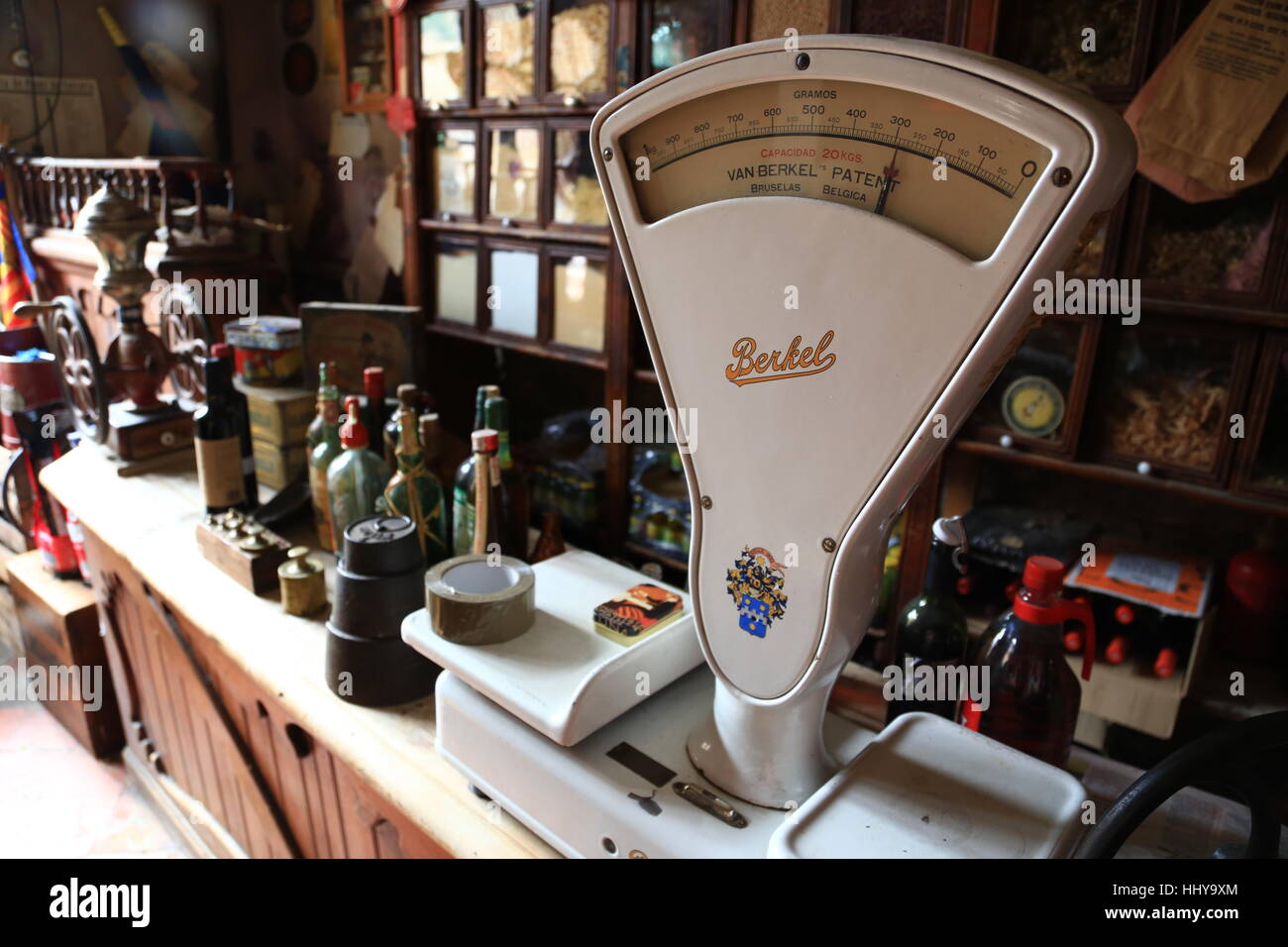 Corner store counter hi-res stock photography and images - Alamy