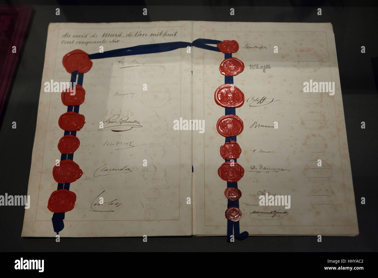 Treaty of paris text hi-res stock photography and images - Alamy