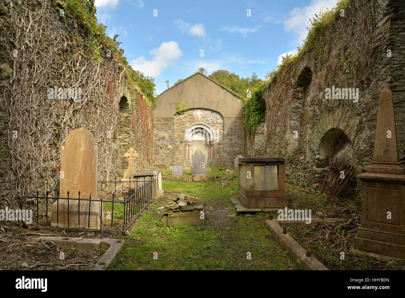 Graveyard monuments hi-res stock photography and images - Alamy