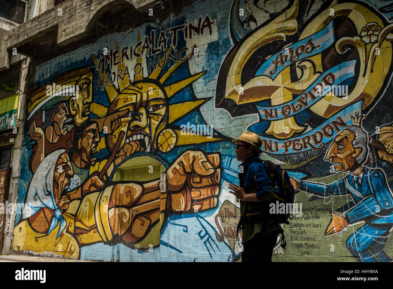 A revolutionary mural along Buenos Aires city's most noted avenue ...