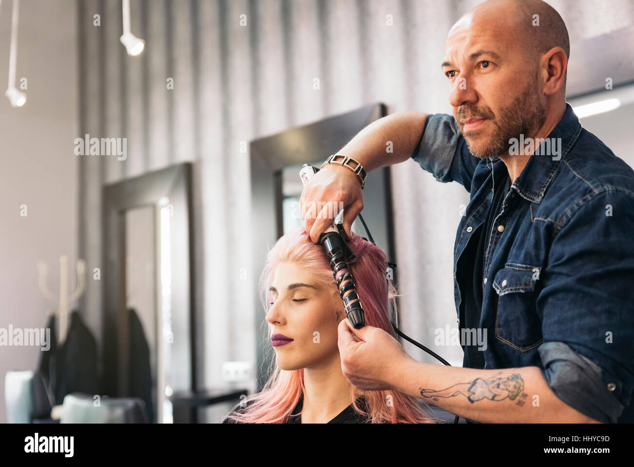 Beautiful woman getting haircut by hairdresser in the beauty salón ...