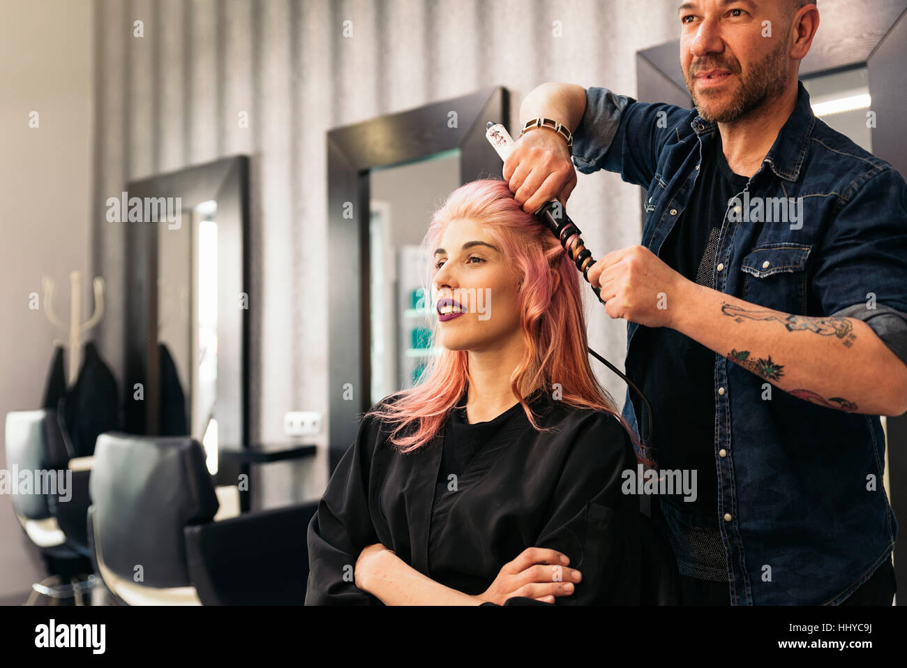 Beautiful woman getting haircut by hairdresser in the beauty salón ...