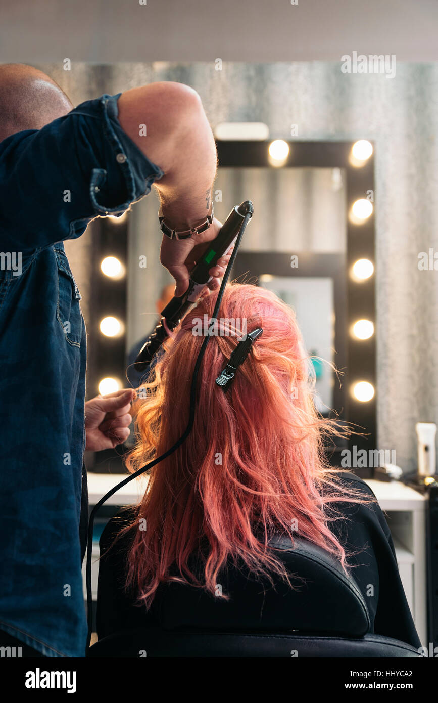 Beautiful woman getting haircut by hairdresser in the beauty salón ...