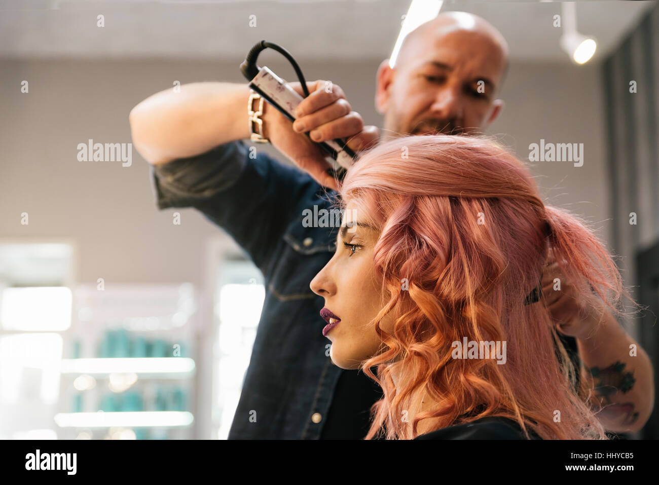Beautiful woman getting haircut by hairdresser in the beauty salón ...