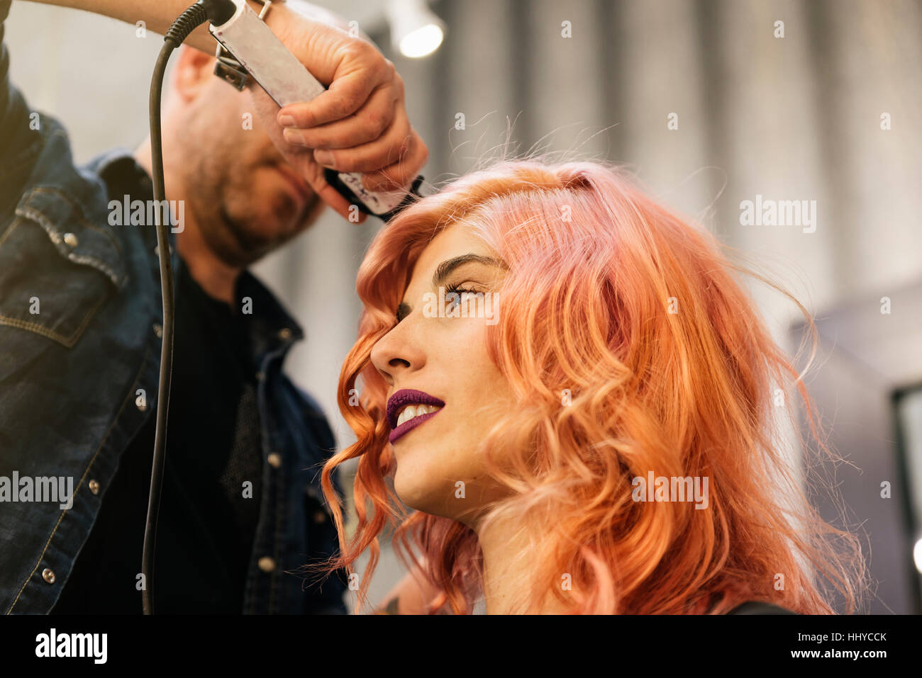 Beautiful woman getting haircut by hairdresser in the beauty salón ...