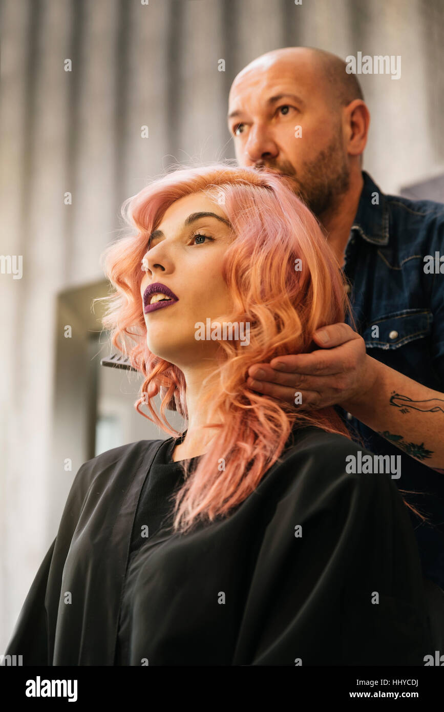 Beautiful woman getting haircut by hairdresser in the beauty salón ...