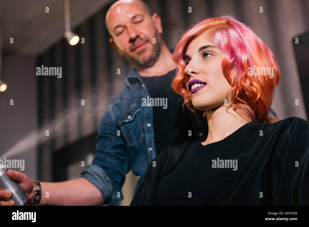 Beautiful woman getting haircut by hairdresser in the beauty salón ...