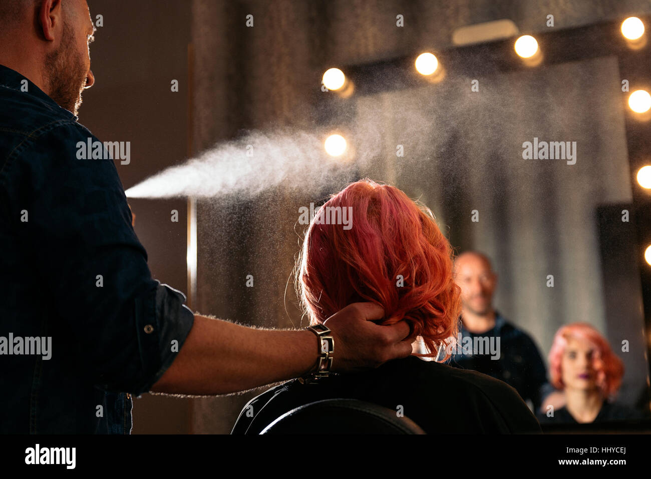 Beautiful woman getting haircut by hairdresser in the beauty salón ...