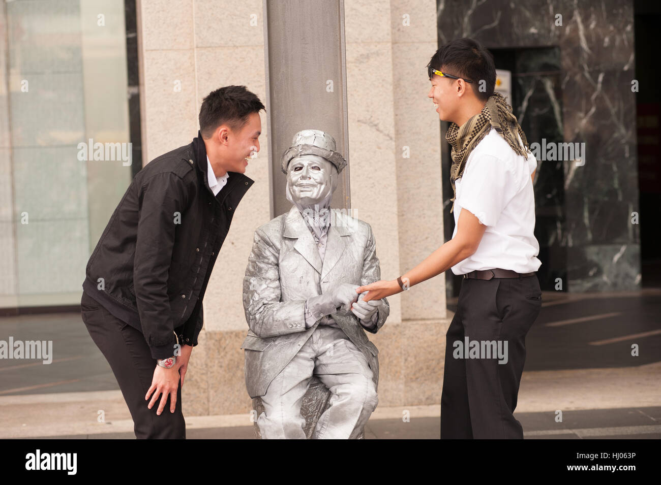 Silver living statue hi-res stock photography and images - Alamy