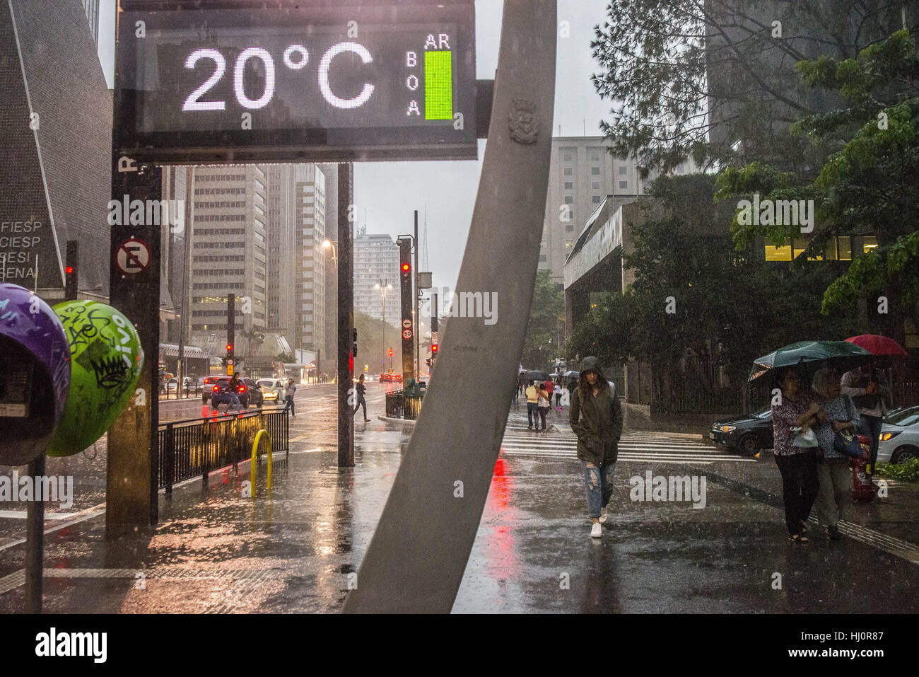 Sao Paulo, Brazil. 21st Jan, 2017. During much rain people are making ...