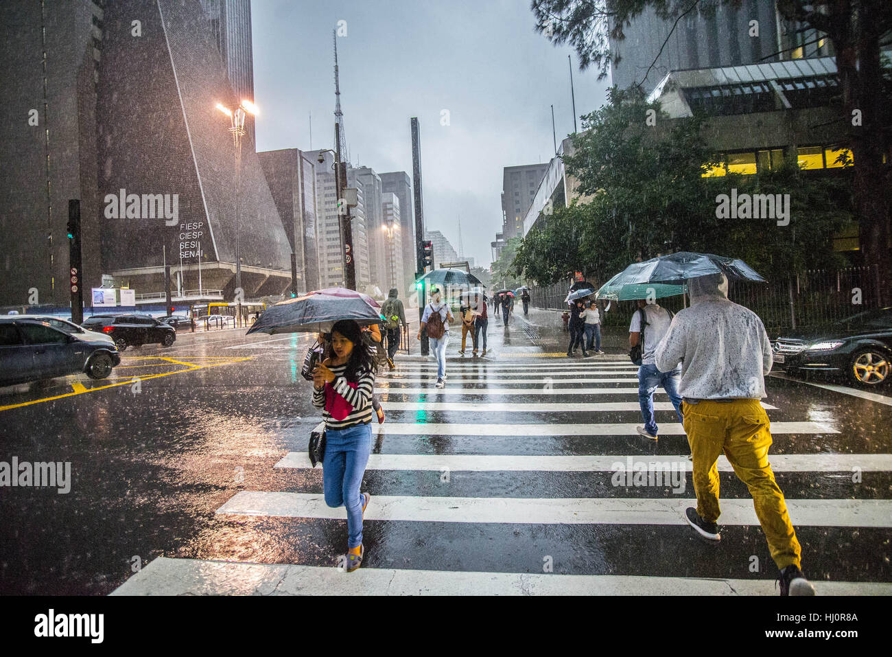 Sao Paulo, Brazil. 21st Jan, 2017. During much rain people are making ...