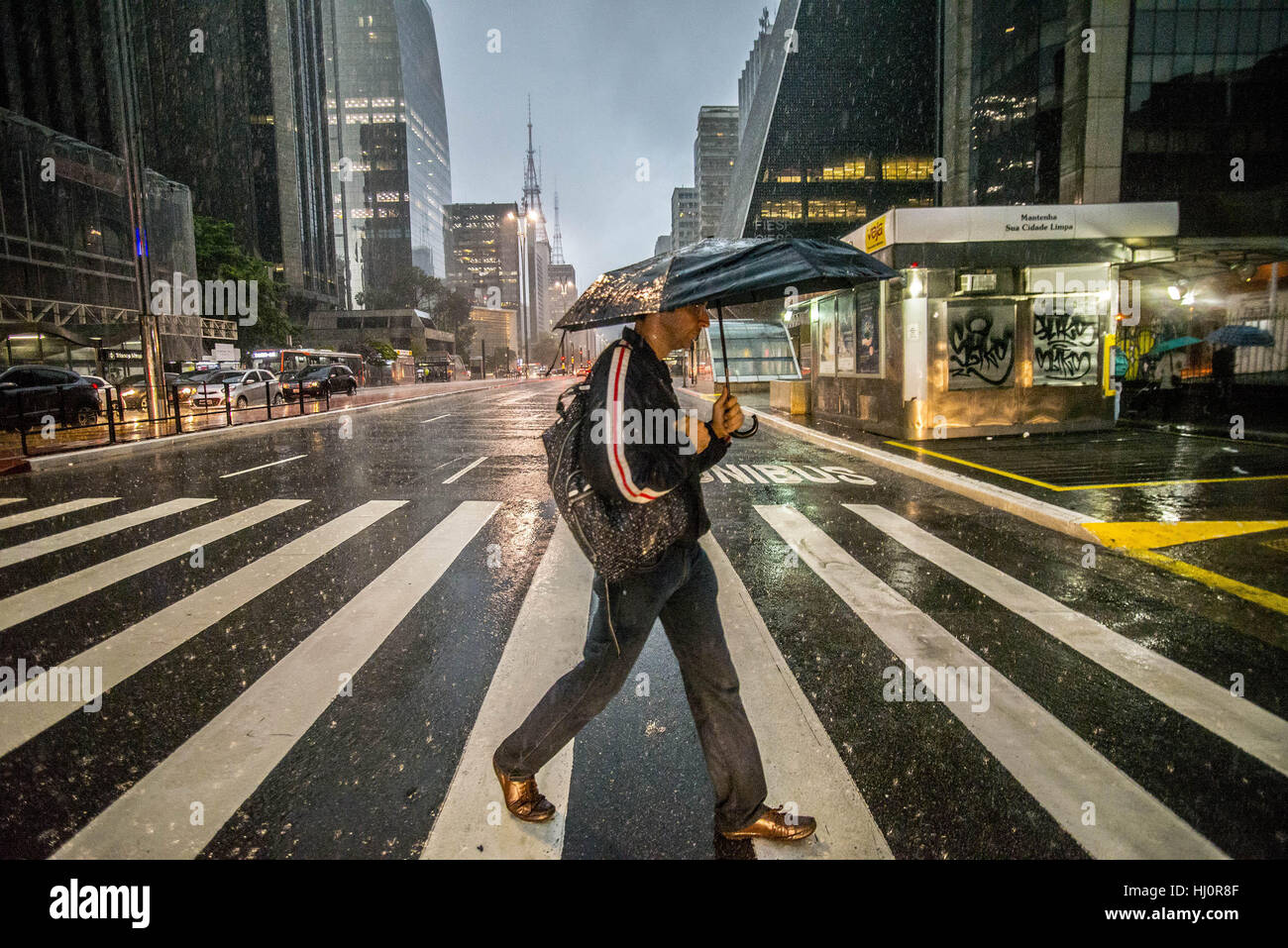 Sao Paulo, Brazil. 21st Jan, 2017. During much rain people are making ...