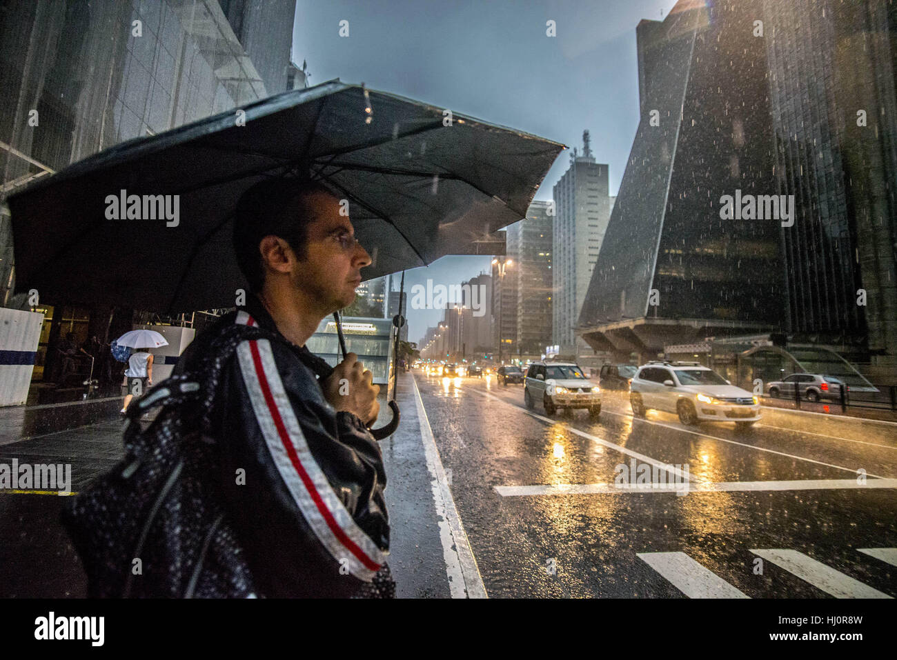 Sao Paulo, Brazil. 21st Jan, 2017. During much rain people are making ...
