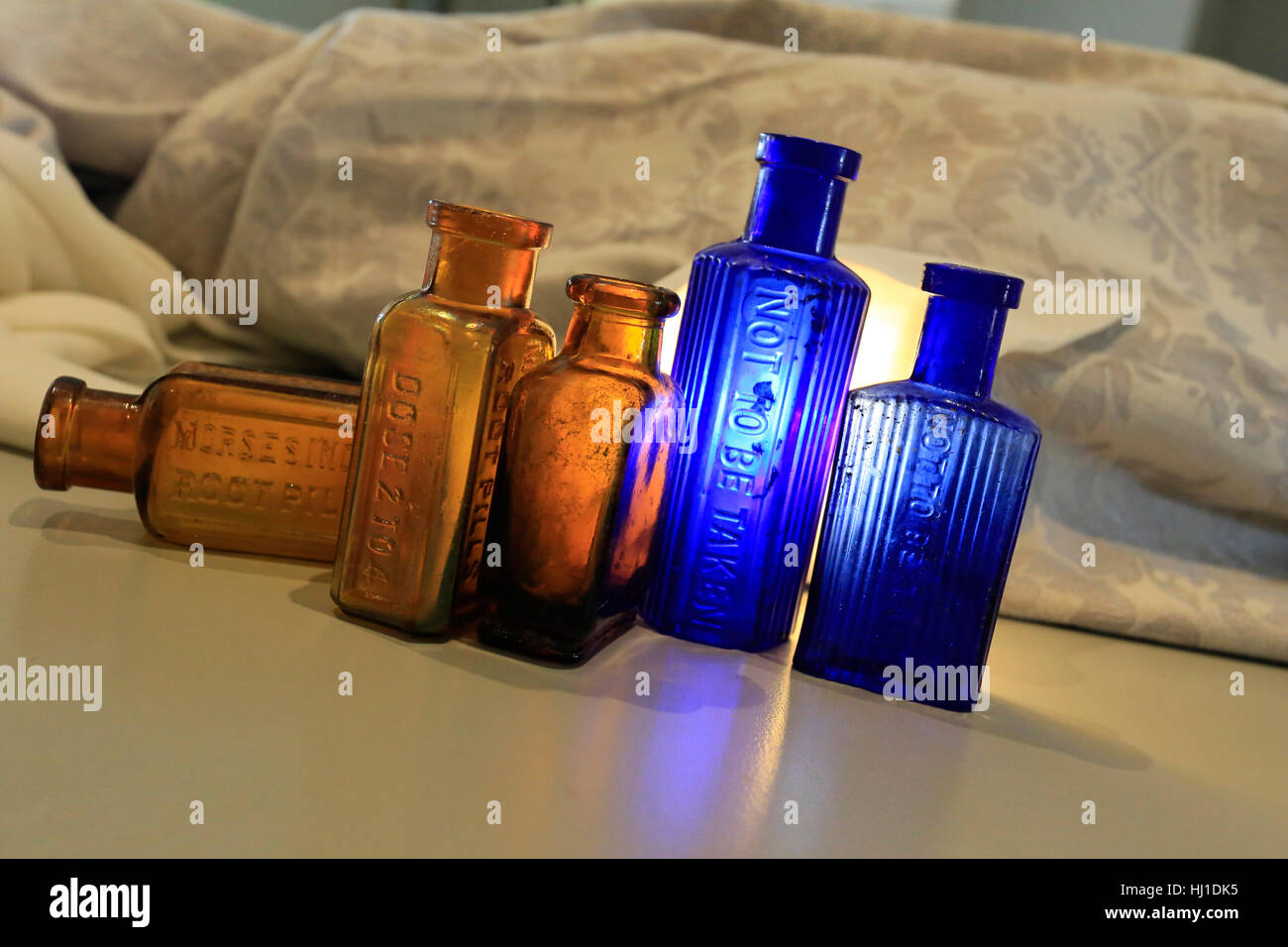 Small pill bottle vial hi-res stock photography and images - Alamy