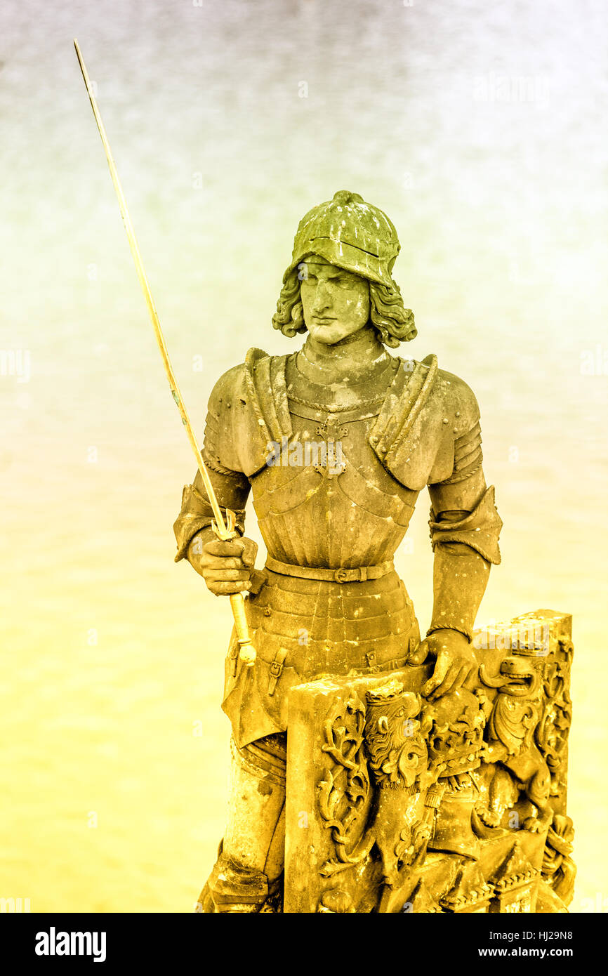 Knight statue hi-res stock photography and images - Alamy