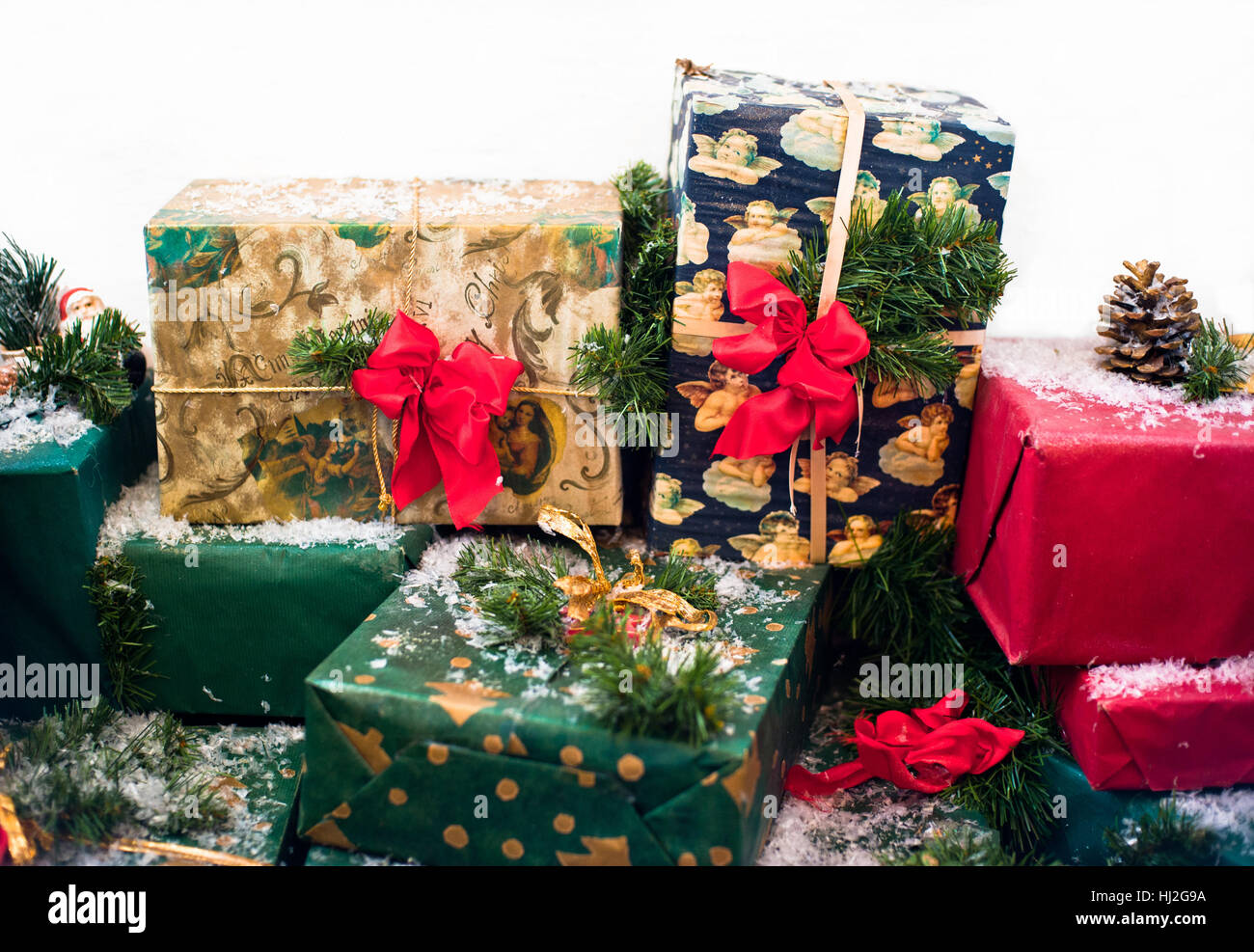 present, object, holiday, colour, green, snow, coke, cocaine, material ...