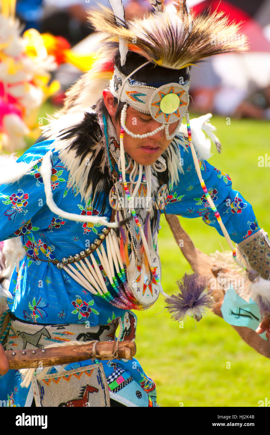 Native american dancing regalia hi-res stock photography and images - Alamy