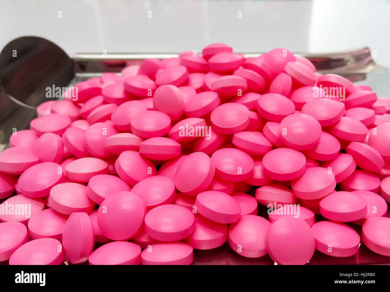 Pink medical capsules hi-res stock photography and images - Alamy