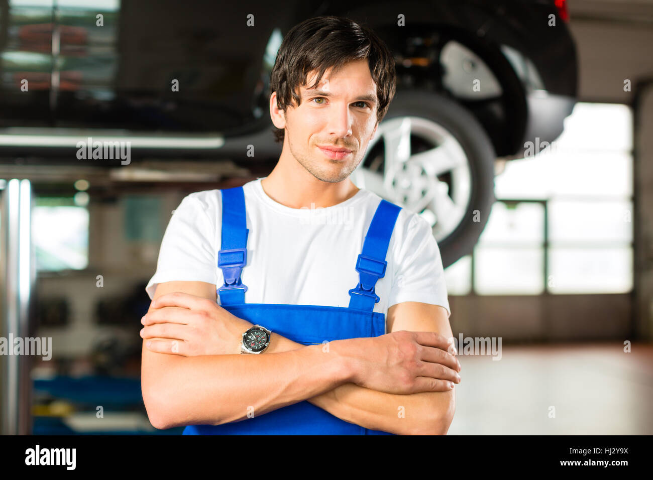 car mechanic in his workshop Stock Photo - Alamy