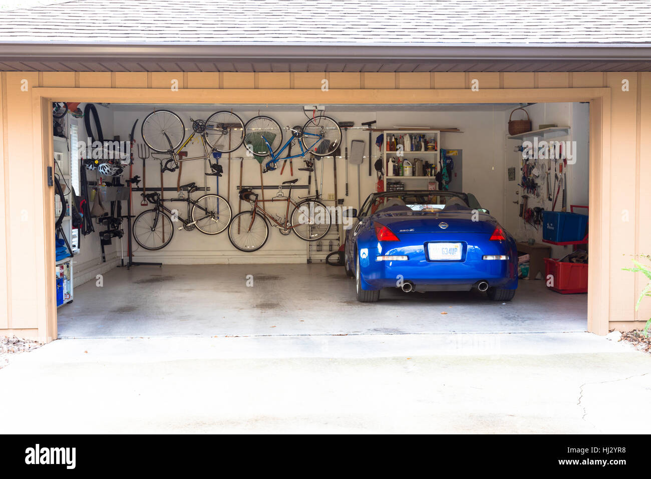 Suburban family house garage hi-res stock photography and images - Alamy