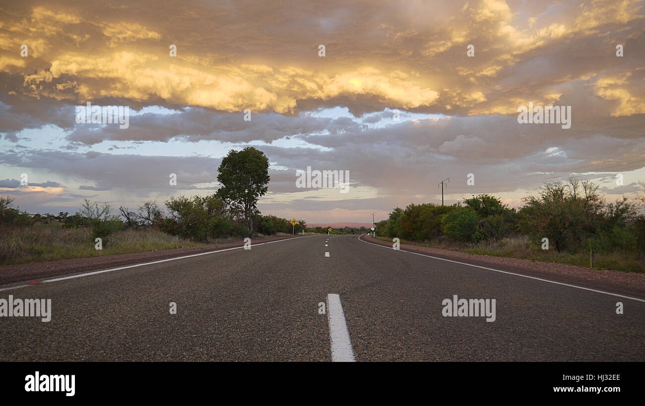 road trip through the australian outback Stock Photo - Alamy