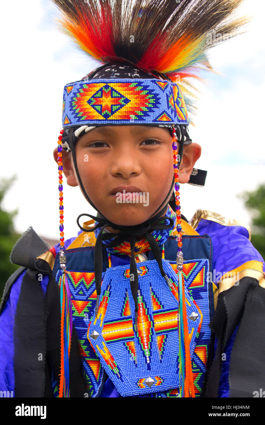Pow wow regalia boy hi-res stock photography and images - Alamy