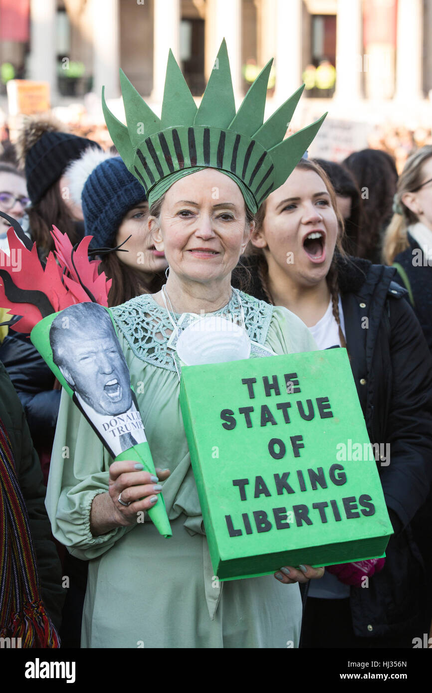 London, UK. 21 January 2017. Woman dessed like the Statue of Liberty ...