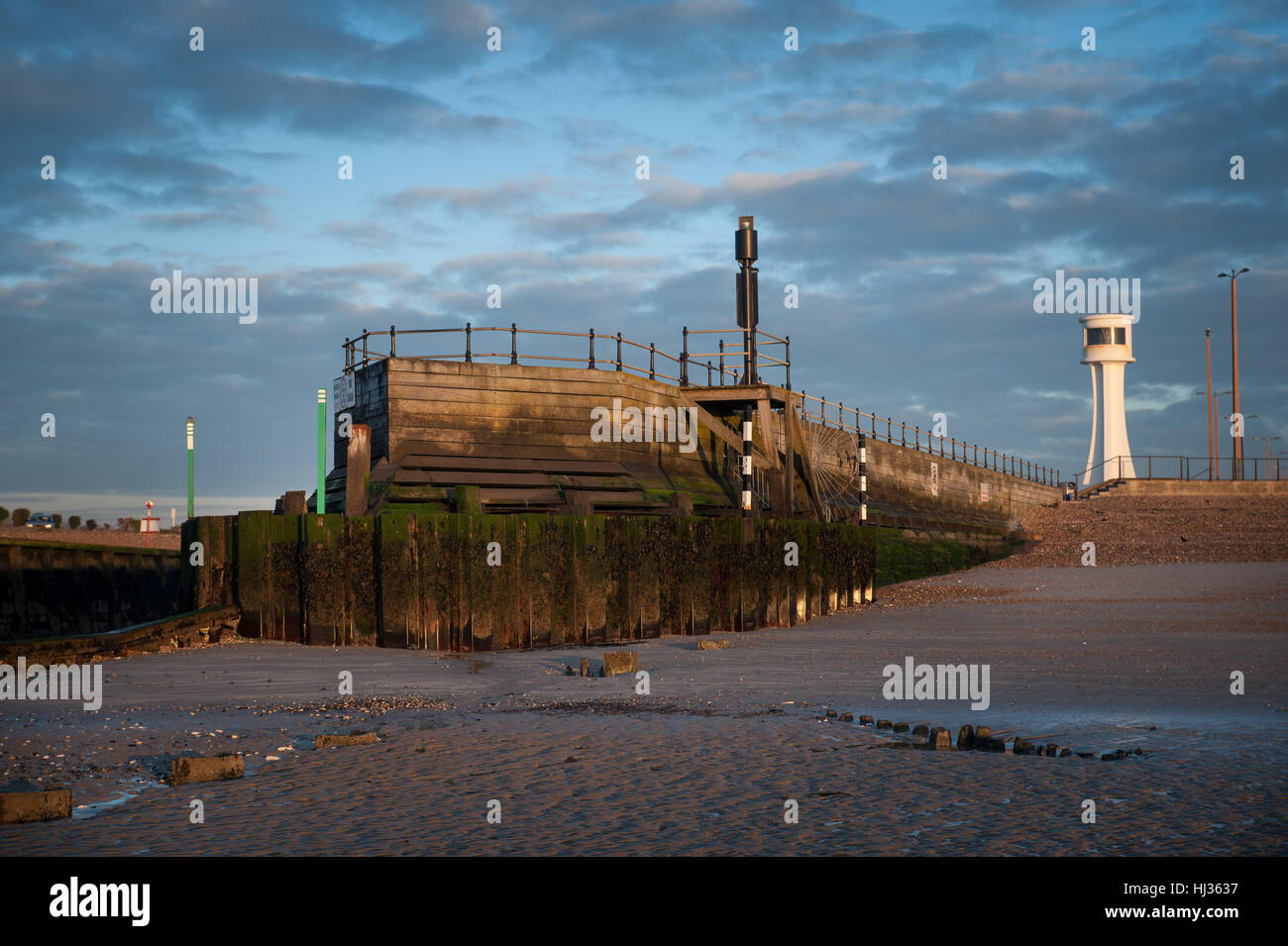 Littlehampton, West Sussex, UK. Littlehampton Pier, lighthouse and ...