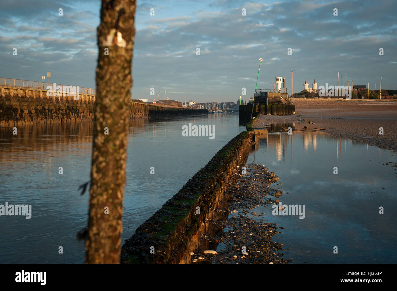 Littlehampton coast winter hi-res stock photography and images - Alamy