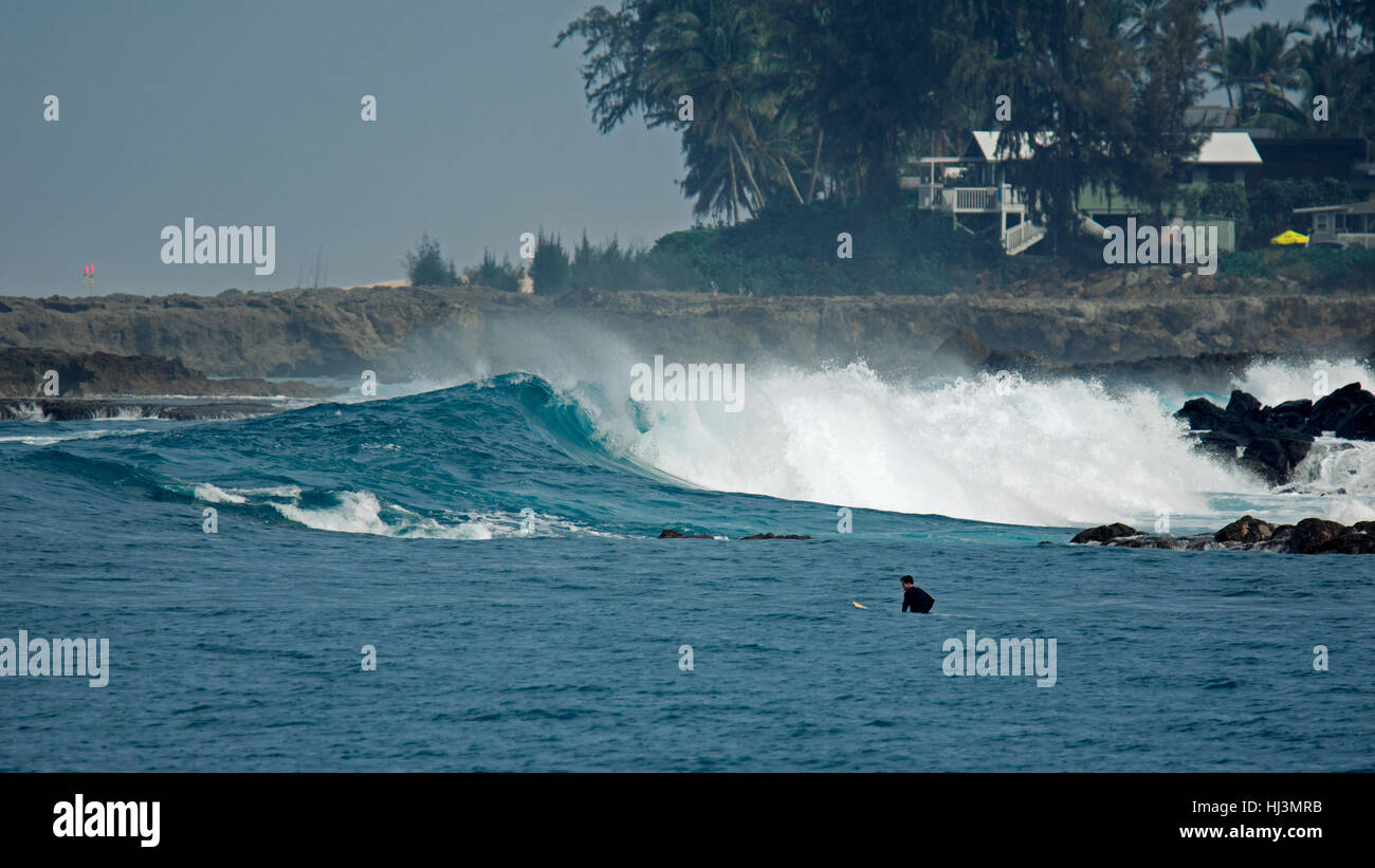 Surfing waves at Waimea Bay, North Shore, Oahu, Hawaii, USA Stock Photo ...