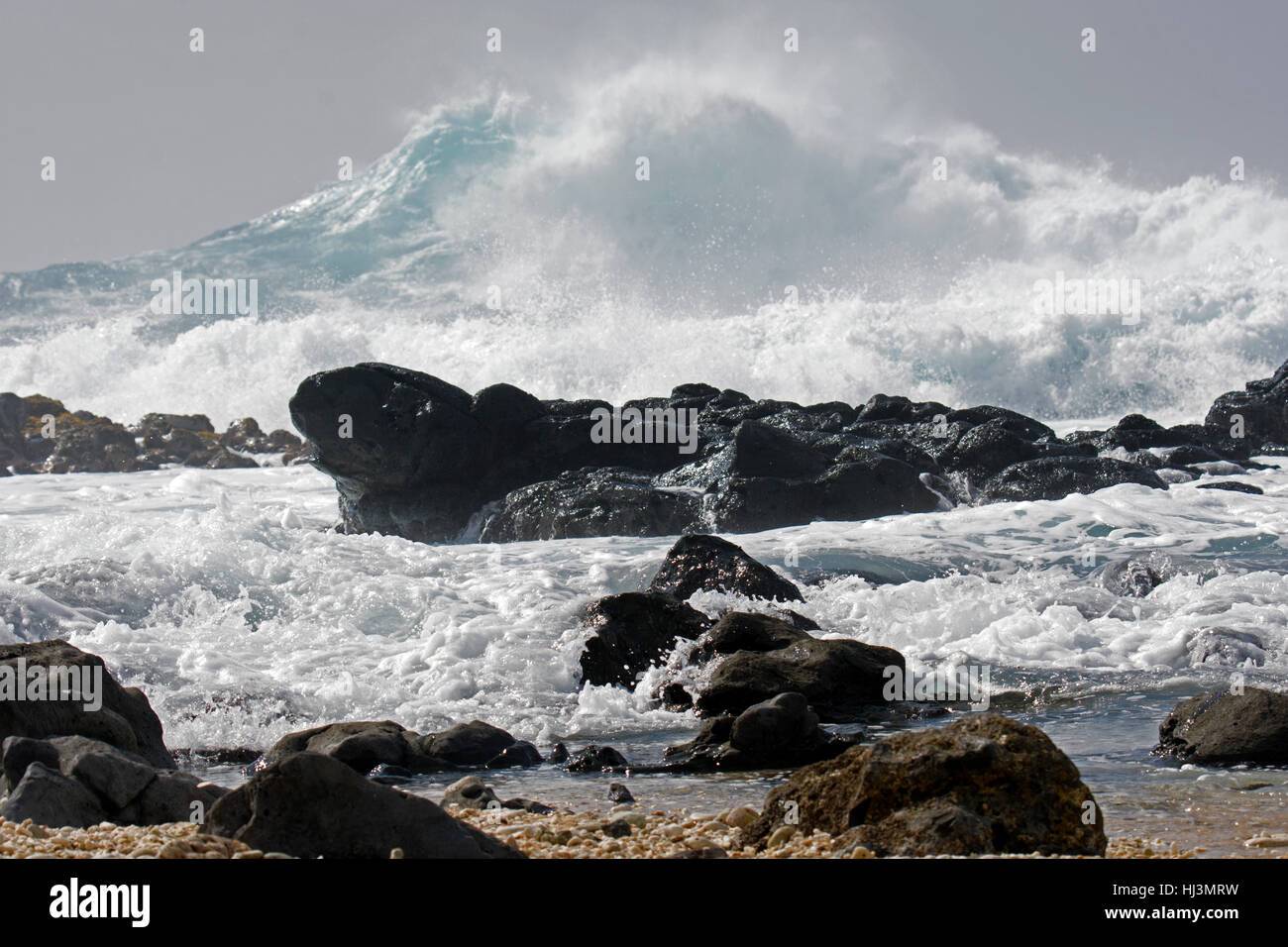 Powerful waves break on the rocks at Kaena Point, North Shore, Oahu ...