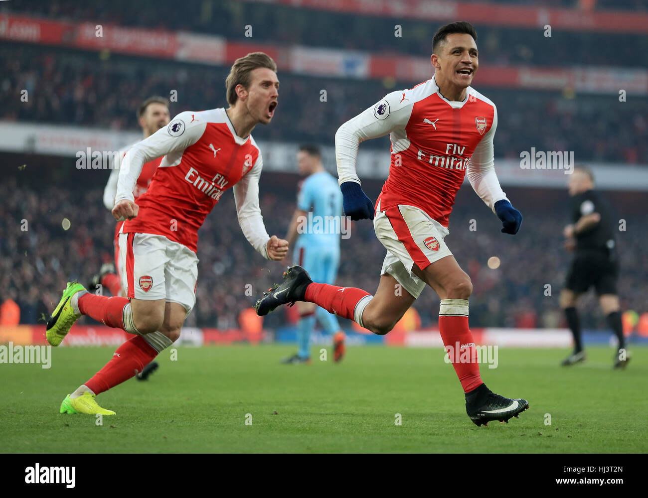 Arsenal's Alexis Sanchez celebrates scoring a penalty for his side ...